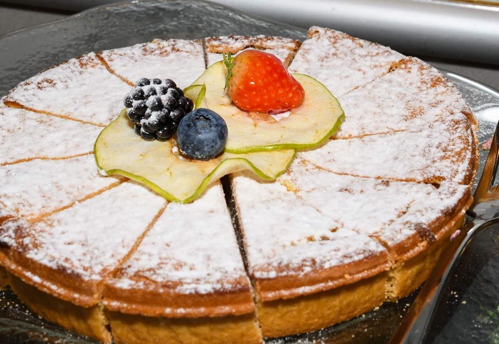 How Many Slices in a 10-inch Cake? - HowdyKitchen