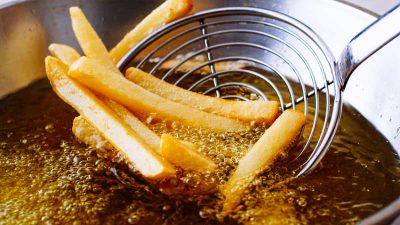 How Long to Blanch Potatoes for French Fries - HowdyKitchen