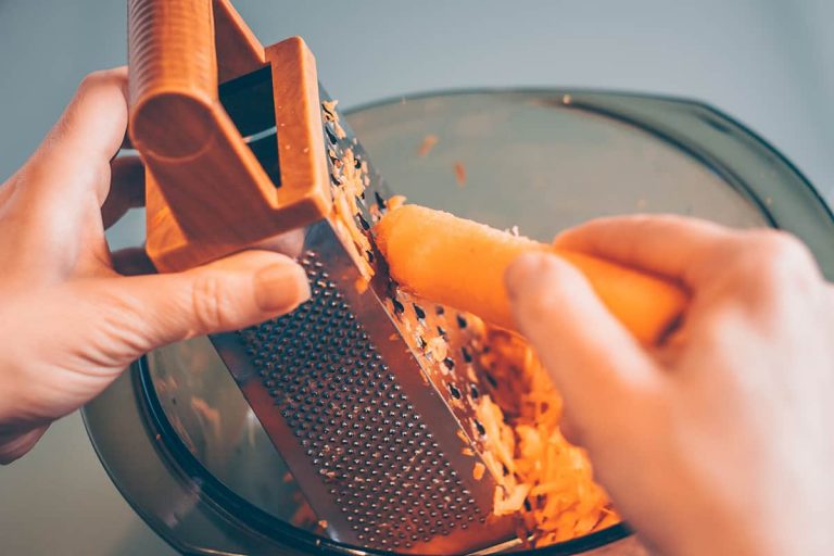 How to Grate Carrots Without A Food Processor - HowdyKitchen