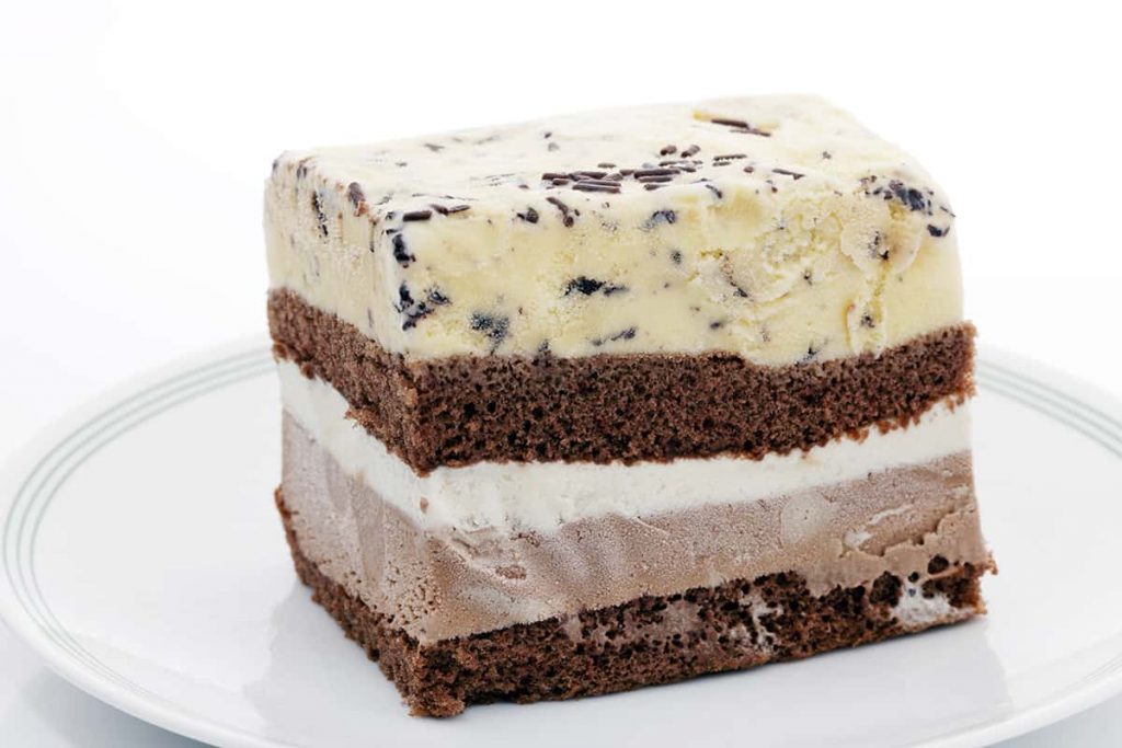 How to Thaw an Ice Cream Cake (and How Long It Takes) - HowdyKitchen