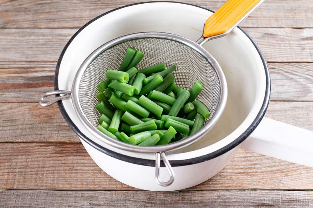 How Long to Blanch Green Beans - HowdyKitchen