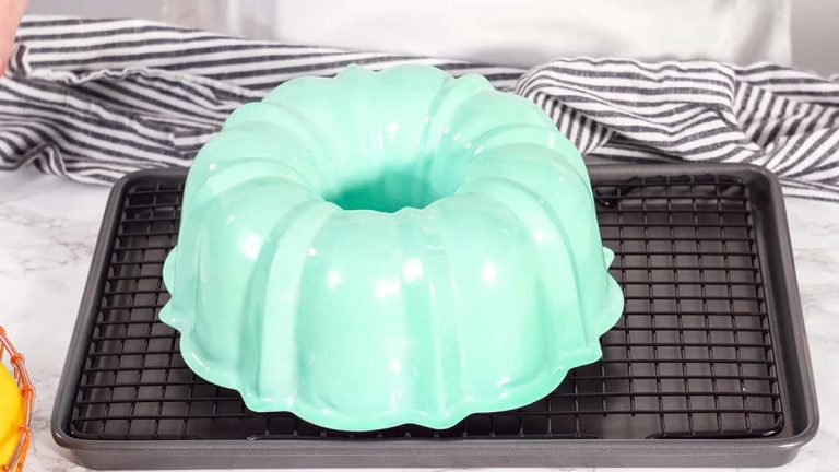 How to Clean a Burnt Bundt Pan - HowdyKitchen