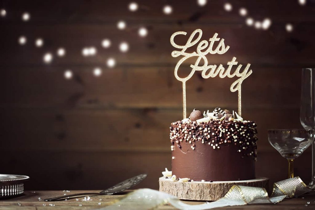 What Are the Cake Topper Sizes? - HowdyKitchen