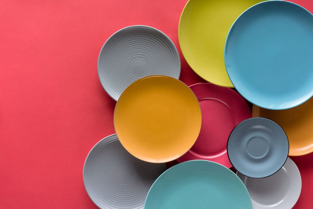 What Color Should Dishes Be? - HowdyKitchen