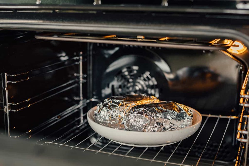 How to Prevent Oven from Getting Dirty - HowdyKitchen