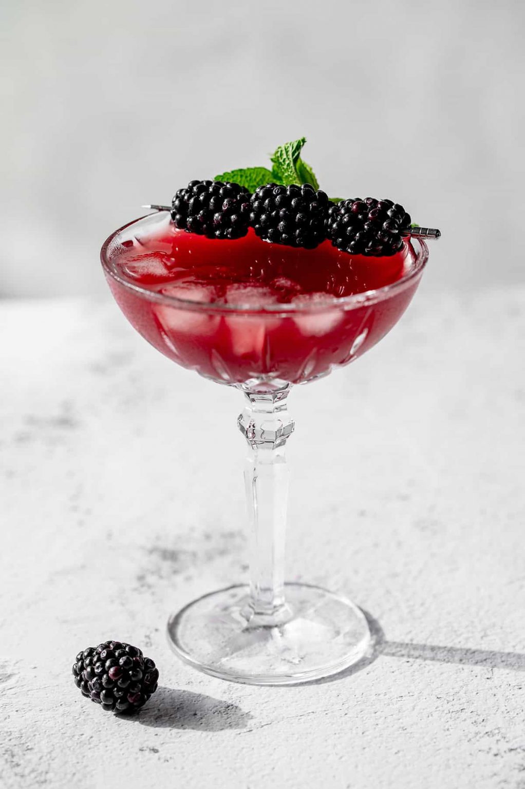 12 Summer Gin Cocktails - Refreshing Recipes for Hot Days - HowdyKitchen