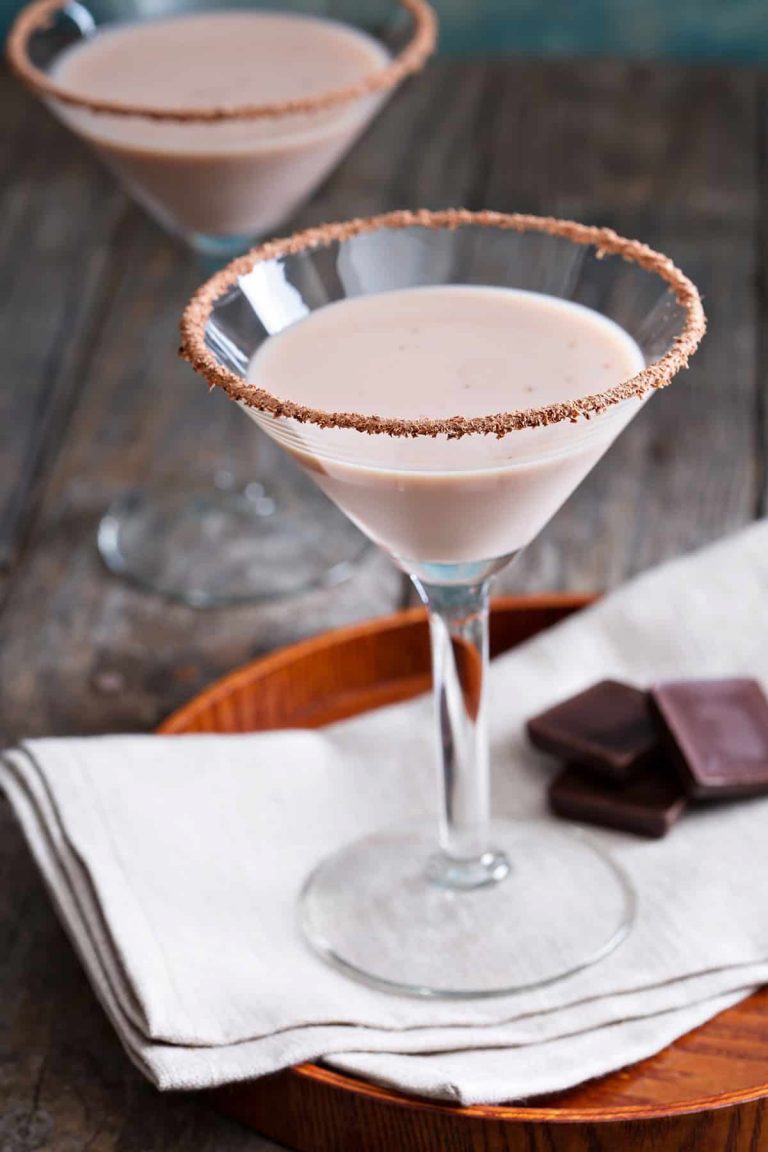 Chocolate Martini Recipe - HowdyKitchen