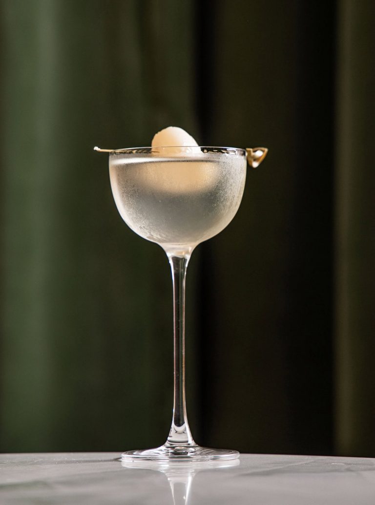 Lychee Martini Recipe - HowdyKitchen