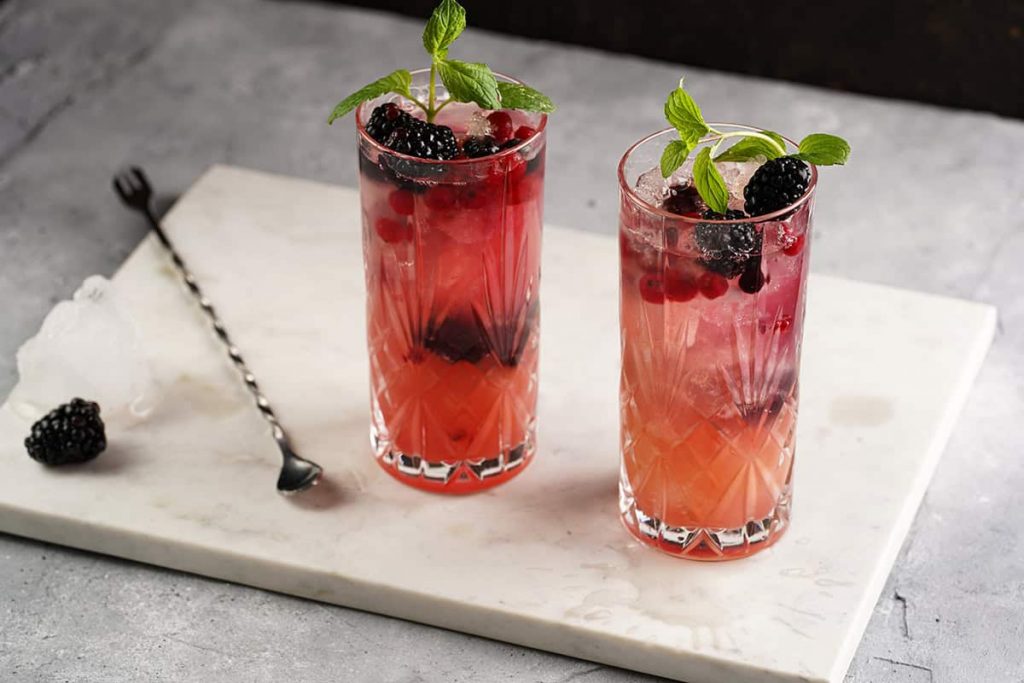 14 Delicious Blackberry Cocktails - HowdyKitchen