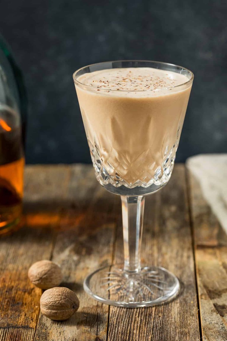 Brandy Alexander Cocktail - HowdyKitchen