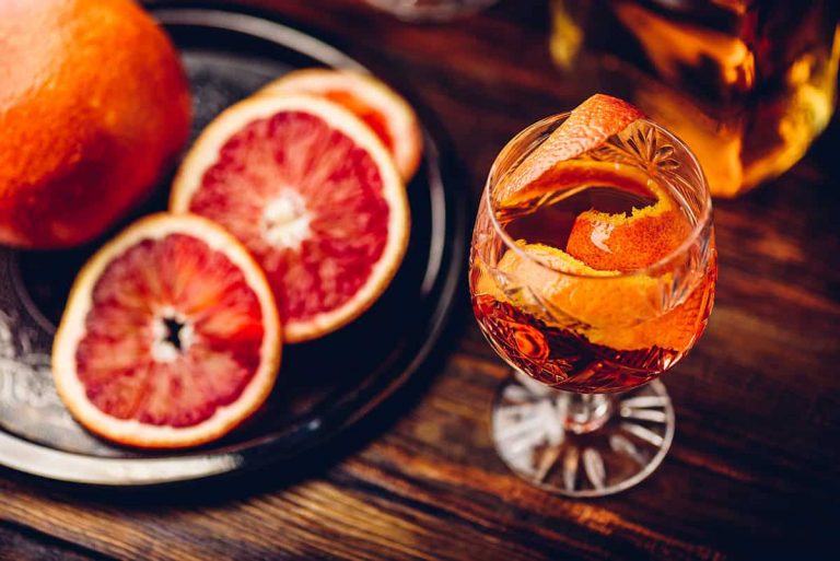 14 Popular Winter Whiskey Cocktails - HowdyKitchen