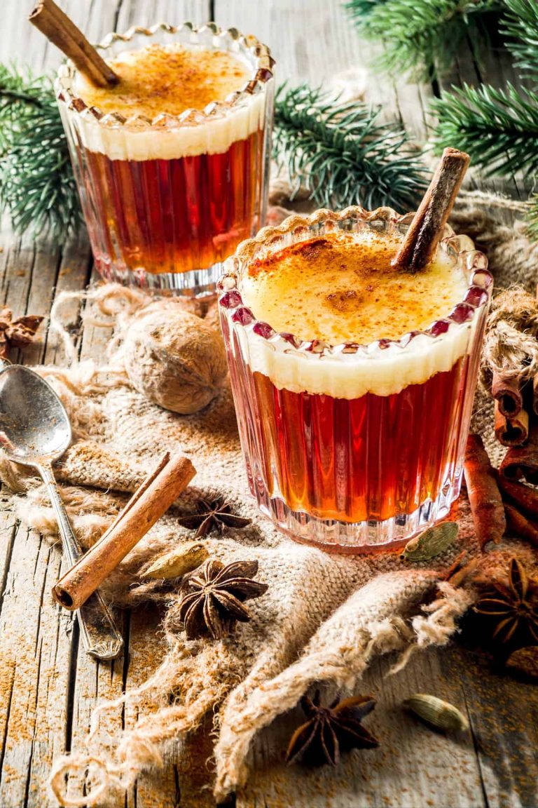 14 Best Christmas Rum Cocktails - HowdyKitchen