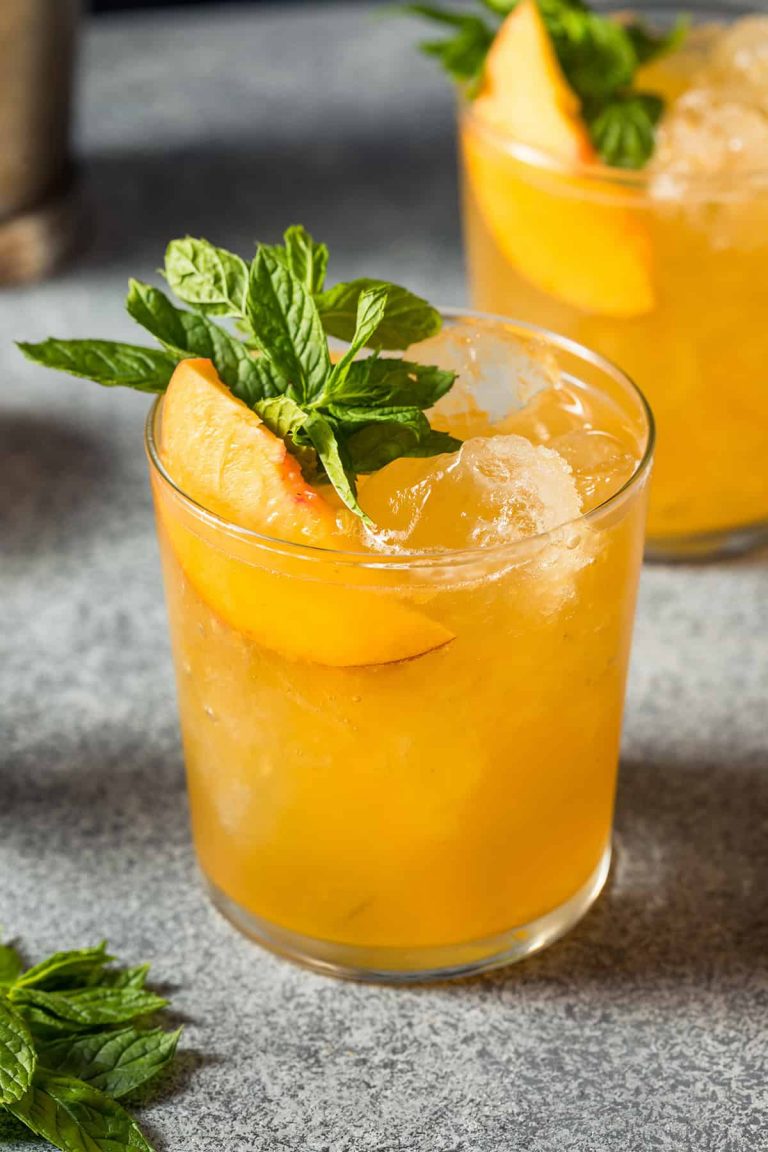 Peach Bourbon Smash - HowdyKitchen