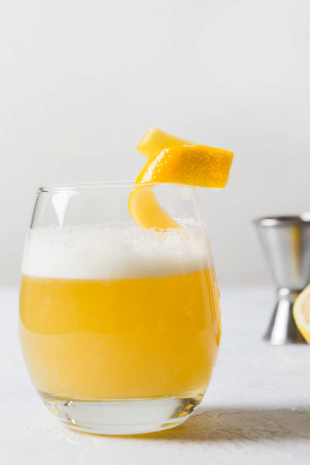 Whiskey Sour With Honey - HowdyKitchen