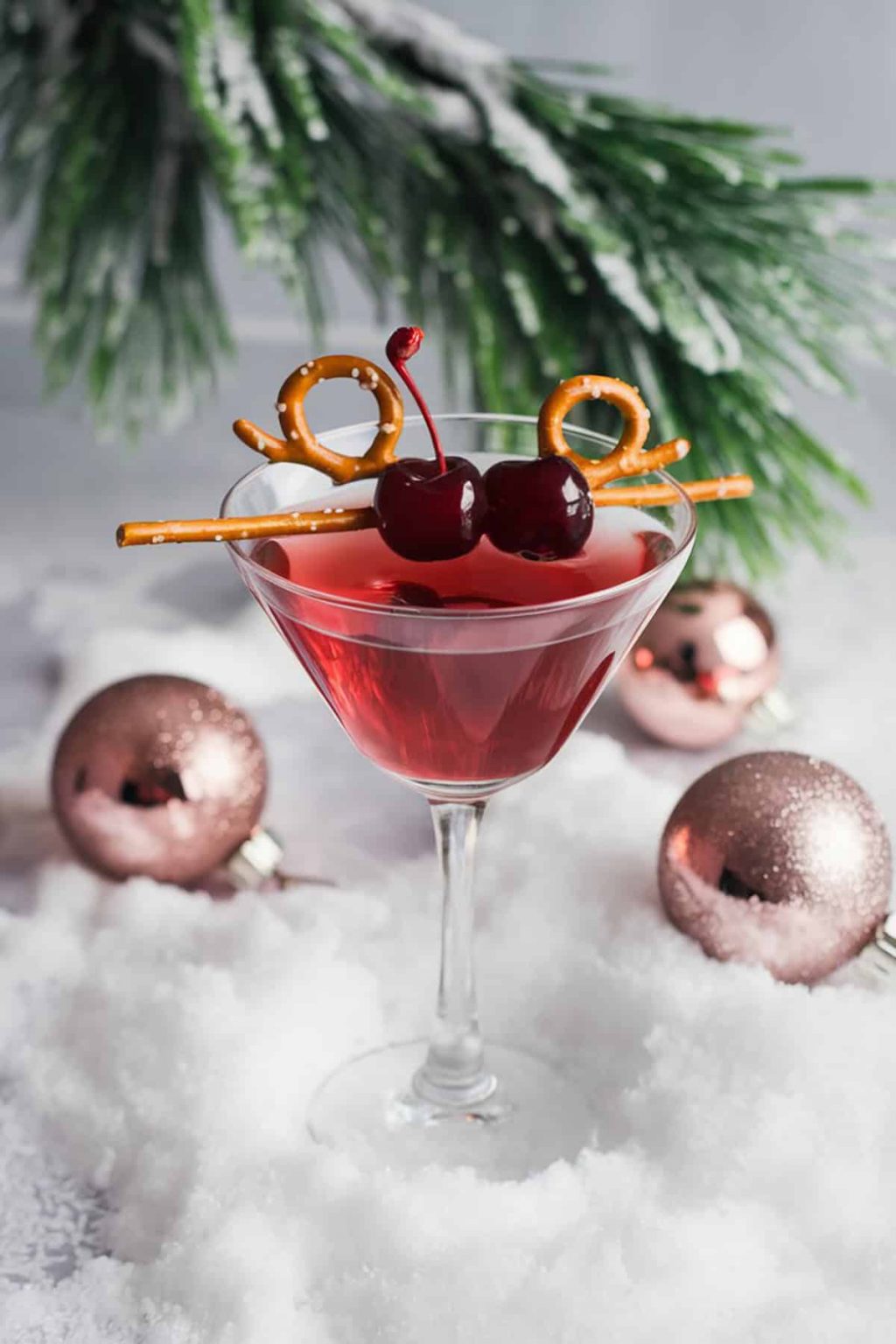 Red Rudolph Cocktail - HowdyKitchen