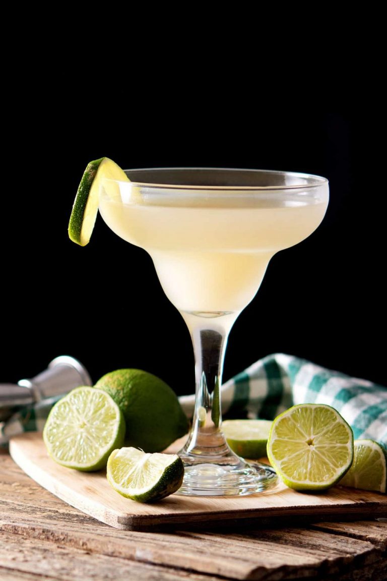 Classic Rum Daiquiri Recipe - HowdyKitchen